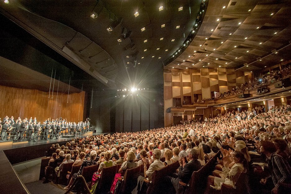 Andris Nelsons dirigiert Mahlers "Auferstehungssymphonie" (2018) | ČSFD.cz