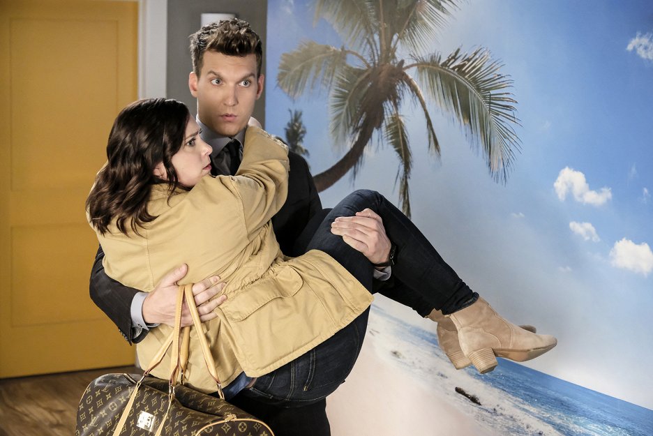 Crazy Ex-Girlfriend - Josh Is a Liar (S03E03) (2017) | Creators | ČSFD.cz