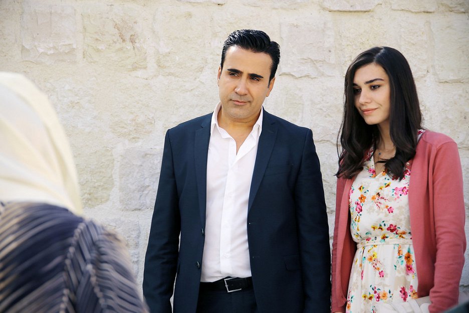 Aşk ve Mavi - Episode 1 (S01E01) (2016) | ČSFD.cz