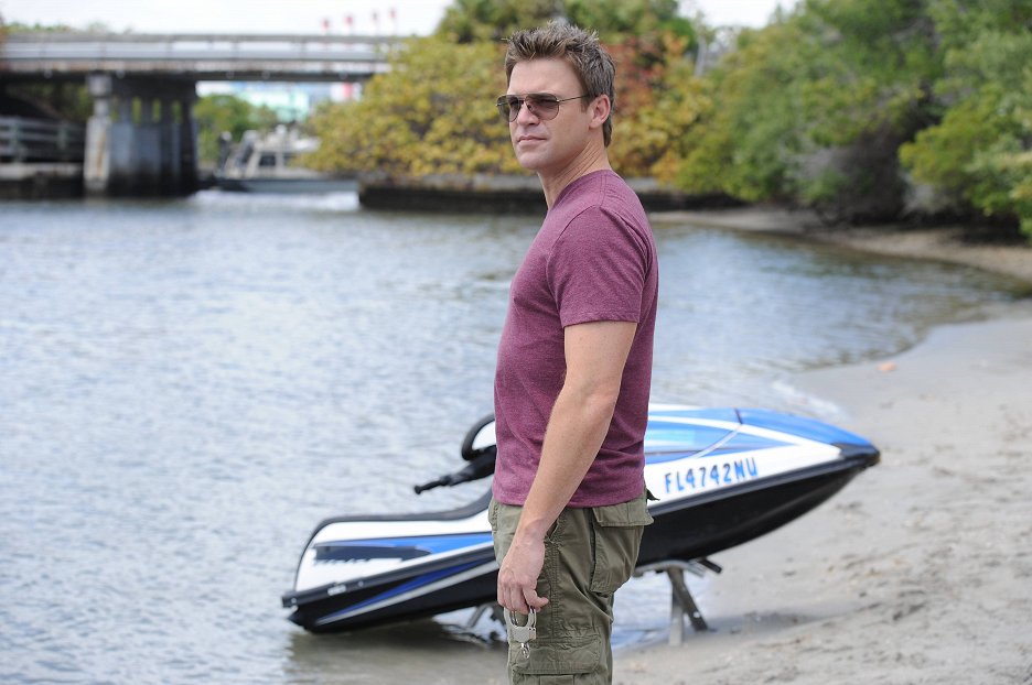 Slunečno, místy vraždy - Třetí kolo u vozu (S04E08) (2013) | ČSFD.cz