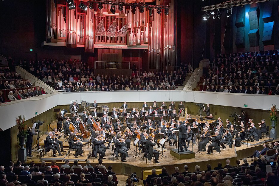 Andris Nelsons dirigiert Felix Mendelssohn Bartholdy (2018) | ČSFD.cz
