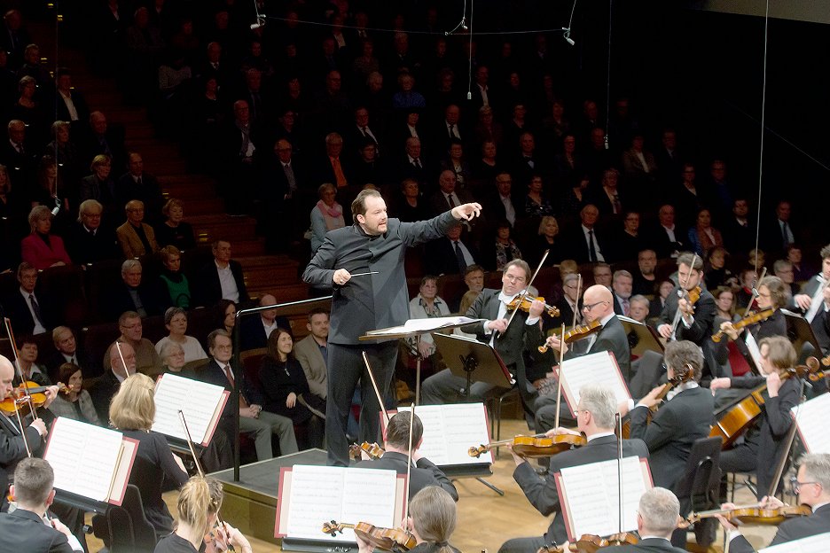 Andris Nelsons dirigiert Felix Mendelssohn Bartholdy (2018) | ČSFD.cz