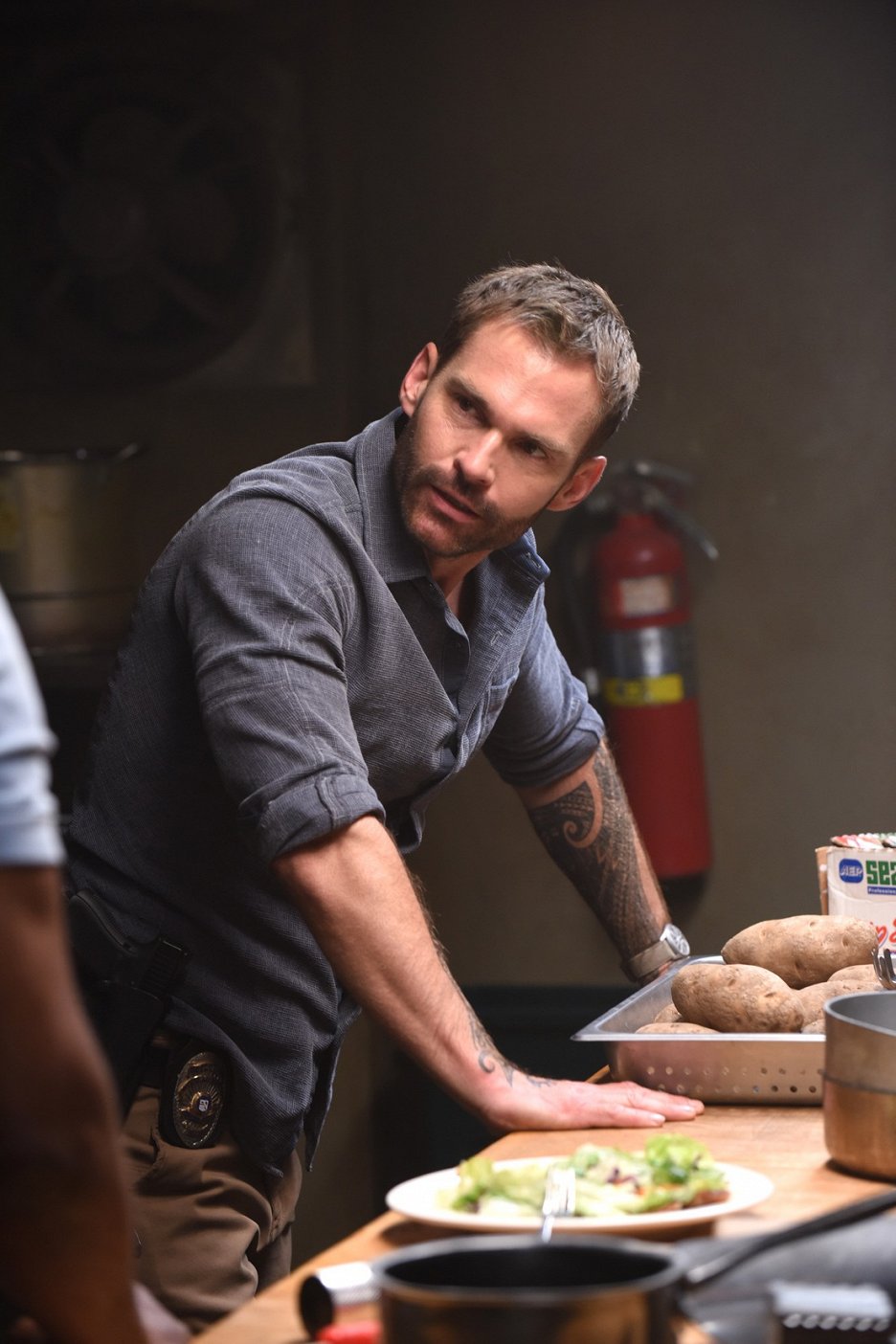 Smrtonosná zbraň - Musím to vědět (S03E02) (2018) | ČSFD.cz