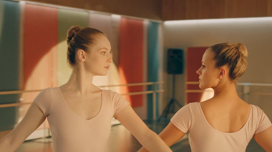 Find Me in Paris - A Slippery Pointe (S01E17) (2018) | ČSFD.cz