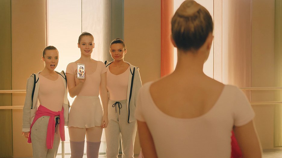 Find Me in Paris - A Slippery Pointe (S01E17) (2018) | ČSFD.cz
