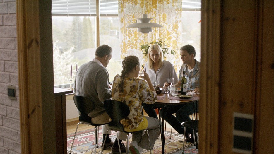Solsidan - Parmiddagshets (S01E04) (2010) | ČSFD.cz