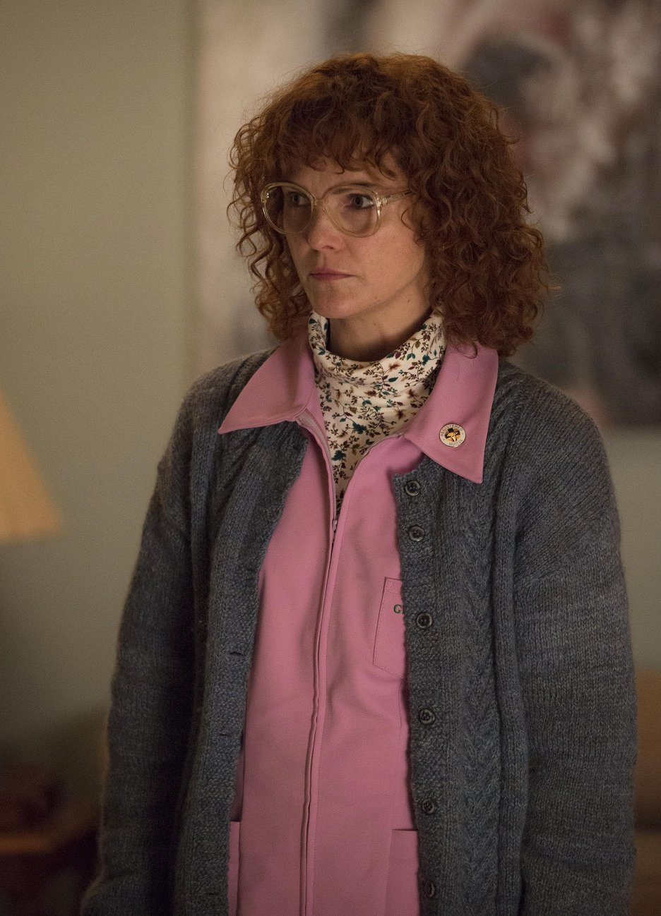 Takoví normální Američané - Mr. and Mrs. Teacup (S06E04) (2018) | ČSFD.cz