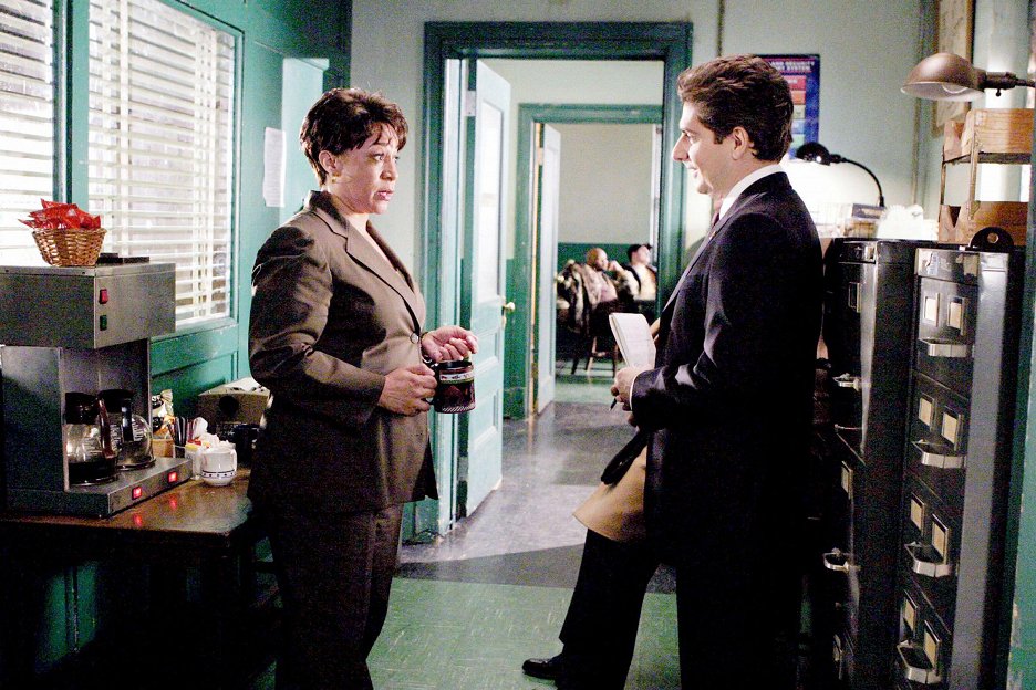 Zákon a pořádek - Publish and Perish (S15E21) (2005) | ČSFD.cz