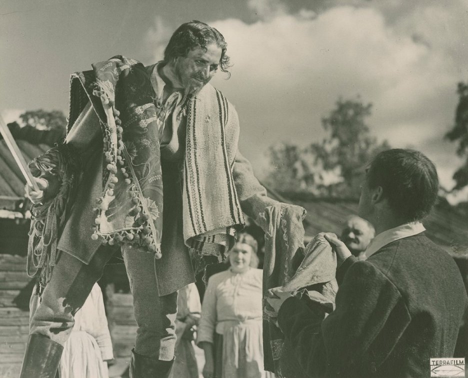 Flickan och djävulen (1944) | ČSFD.cz