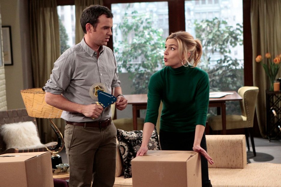 Whitney - Mad Women (S01E17) (2012) | ČSFD.cz