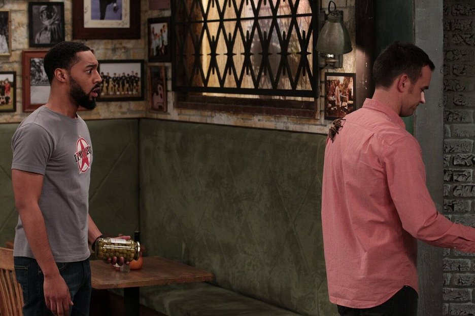 Whitney - Crazy, Stupid, Words (S02E14) (2013) | ČSFD.cz