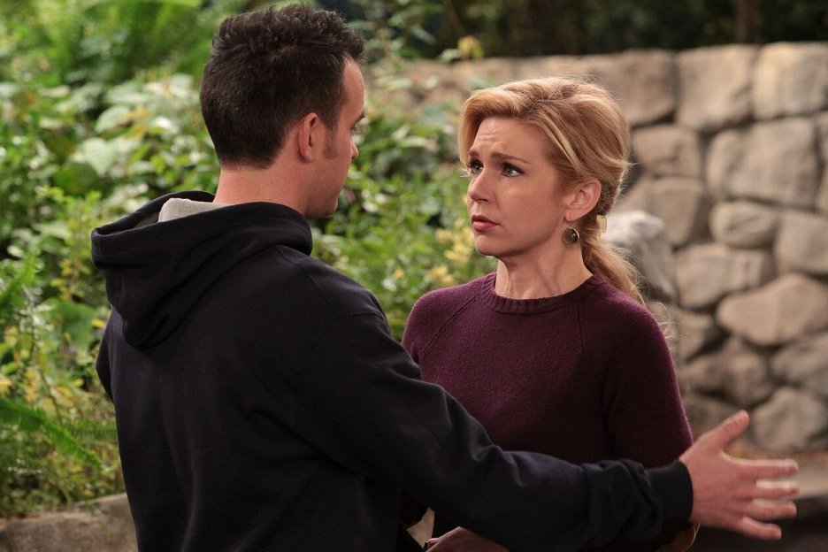 Whitney - Cake, Cake, Cake (S02E16) (2013) | ČSFD.cz