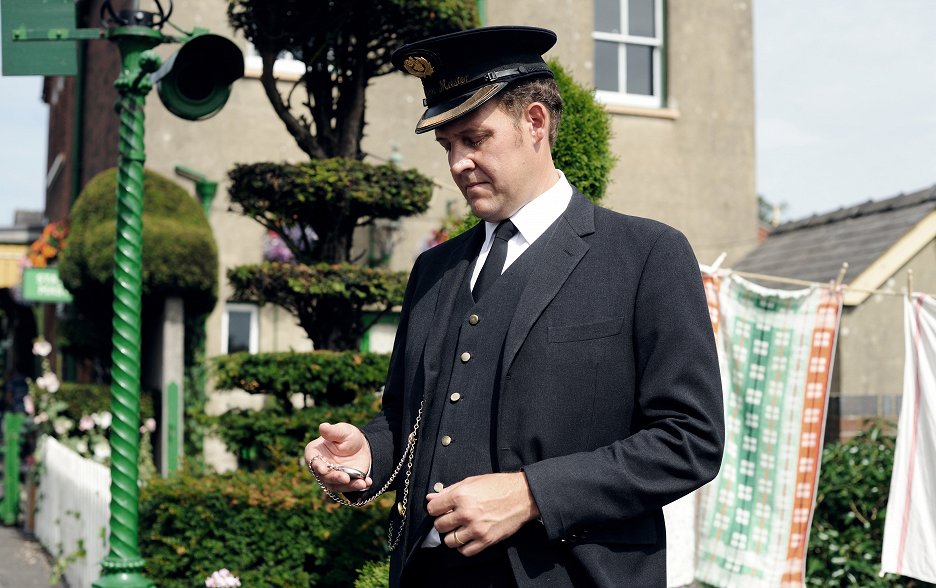 Endeavour - Cestující (S05E03) (2018) | ČSFD.cz