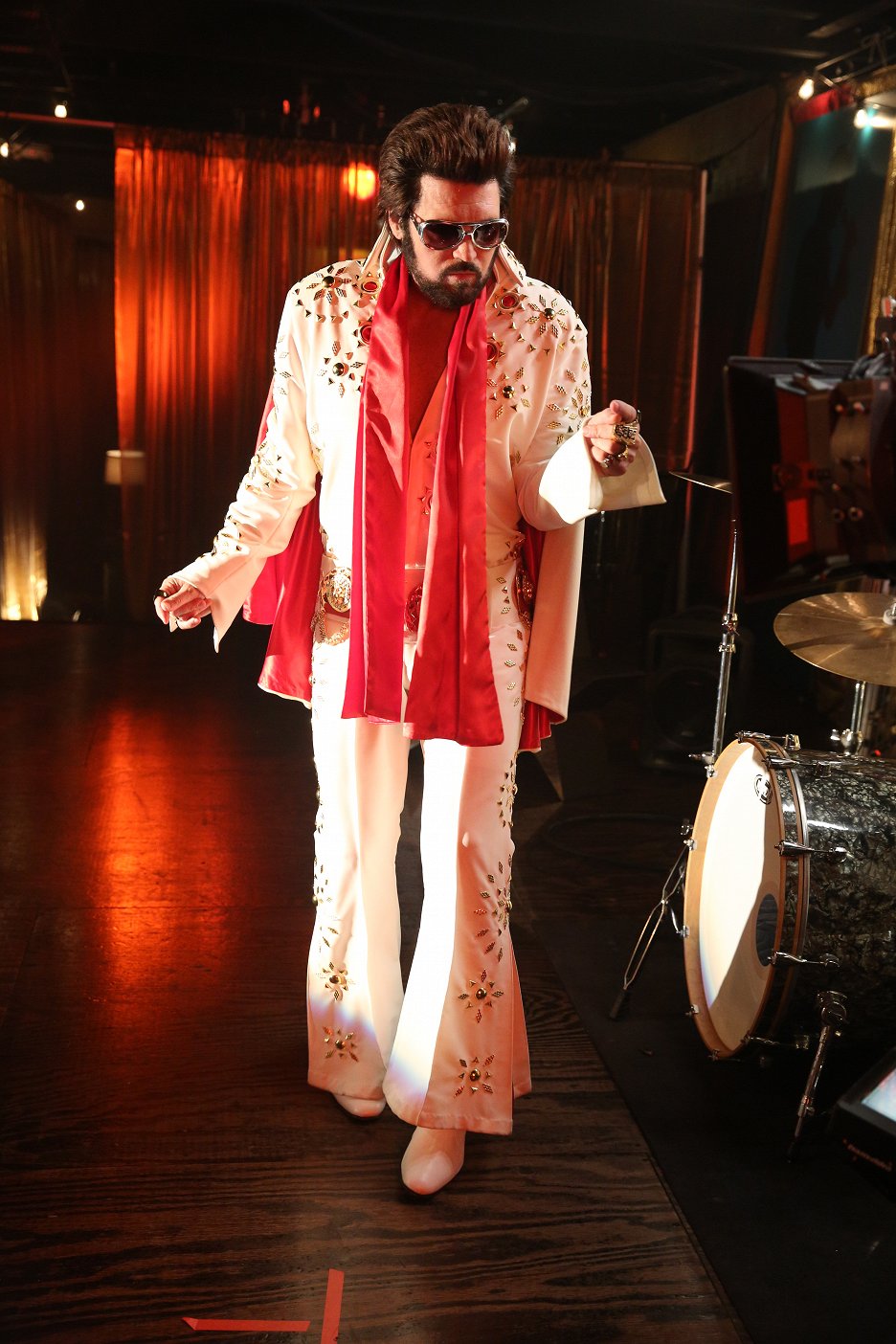 Still the King - The King Has Left the Building (S01E07) (2016) | ČSFD.cz