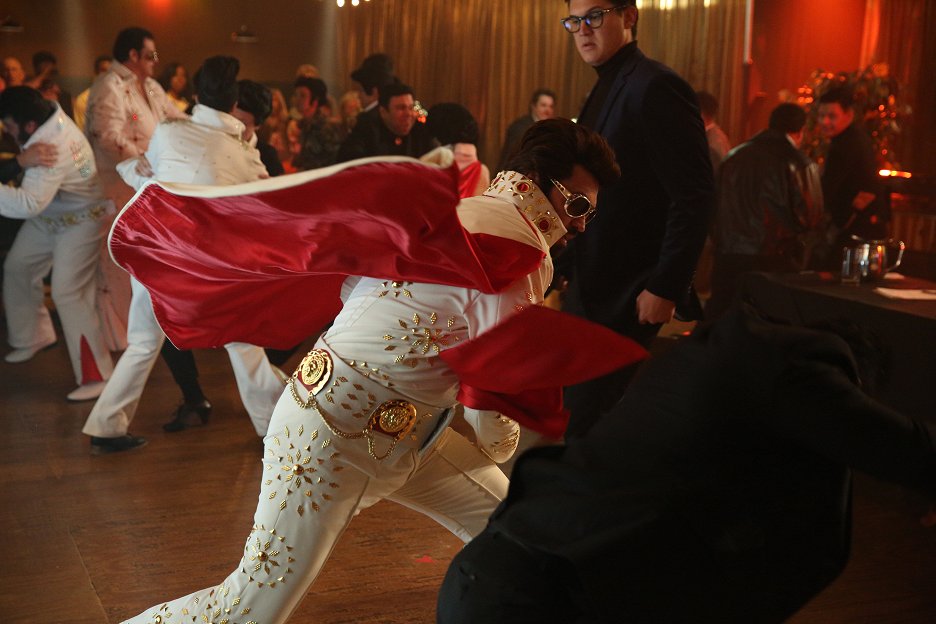 Still the King - The King Has Left the Building (S01E07) (2016) | ČSFD.cz