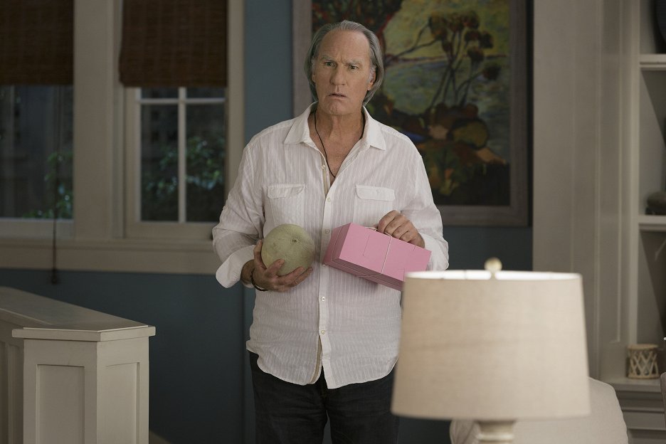 Grace and Frankie - The Secrets (S01E11) (2015) | ČSFD.cz