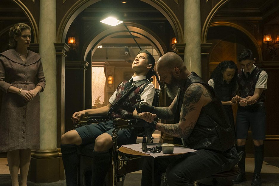 Umbrella Academy - Vídáme se jen na svatbách a funusech (S01E01) (2019 ...