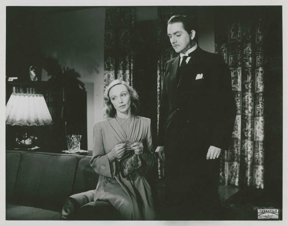 Lågor i dunklet (1942) | ČSFD.cz