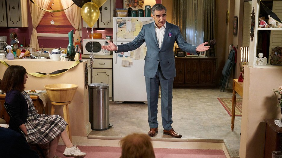 Městečko Schitt's Creek - The Roast (S05E12) (2019) | ČSFD.cz