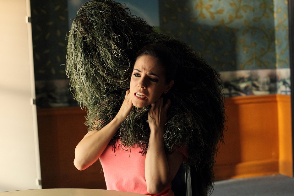 Dívka odjinud - Delinquents (S03E10) (2013) | ČSFD.cz