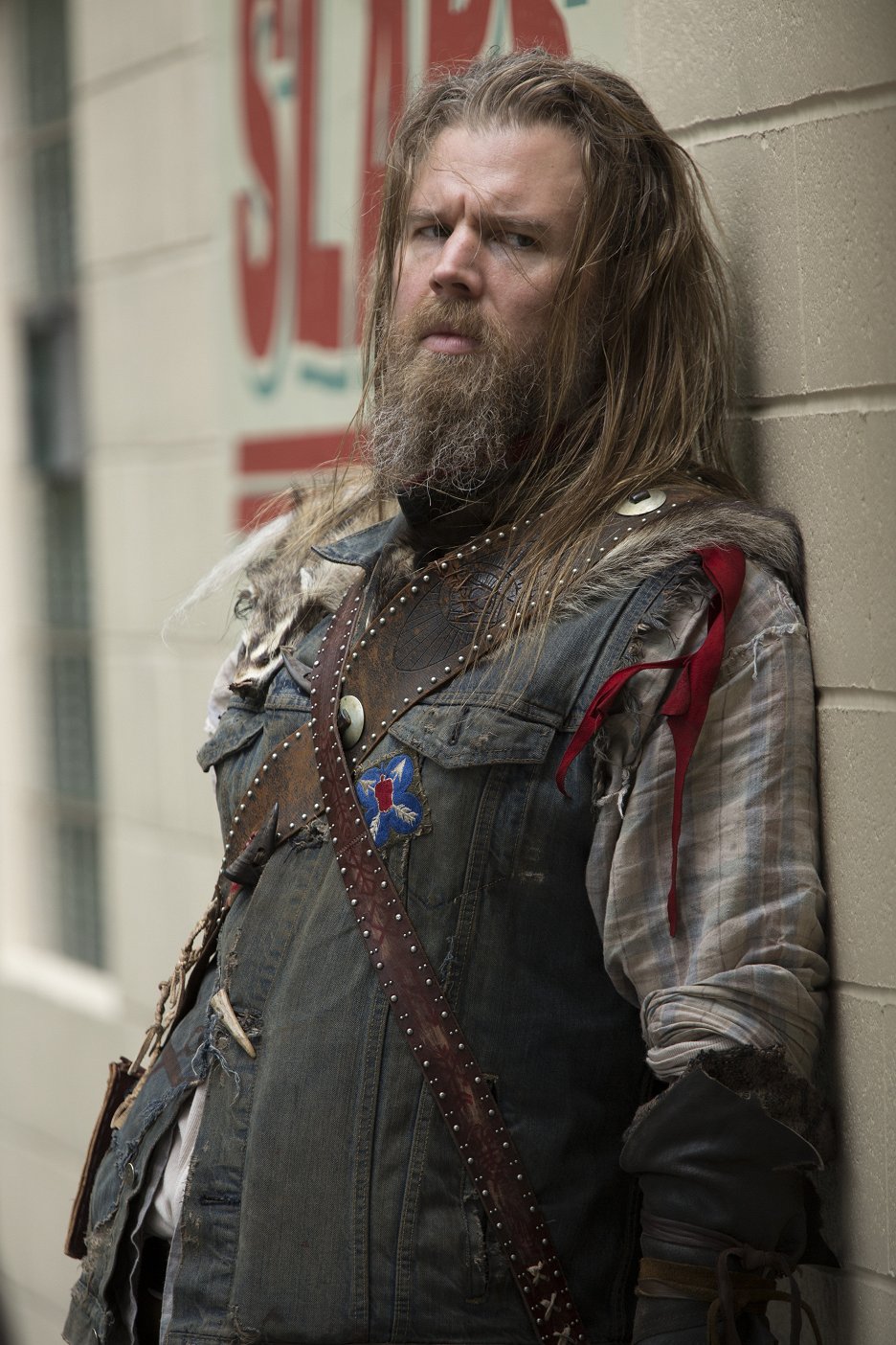 Outsiders - Weapons (S01E06) (2016) | ČSFD.cz