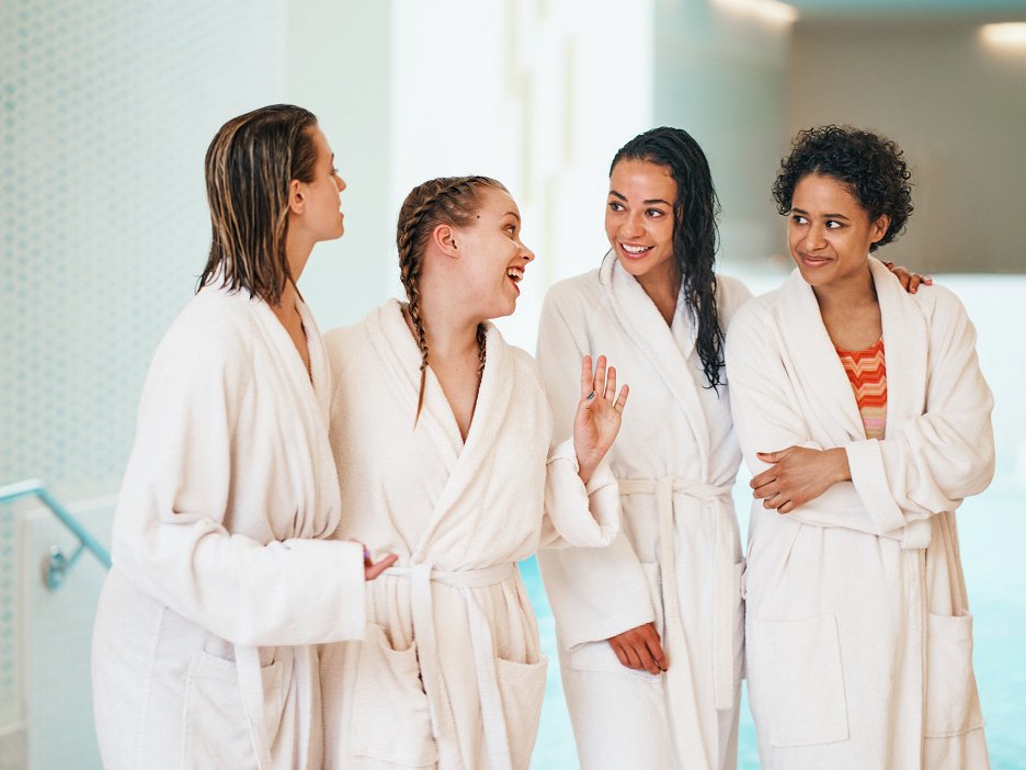 Perfekte steder - Varmt (S02E04) (2018) | ČSFD.cz