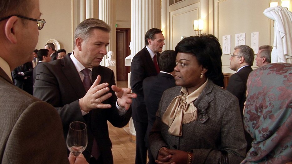 Findet Lilly Engel - Jeder kennt jeden über 6 Ecken (2008) | ČSFD.cz