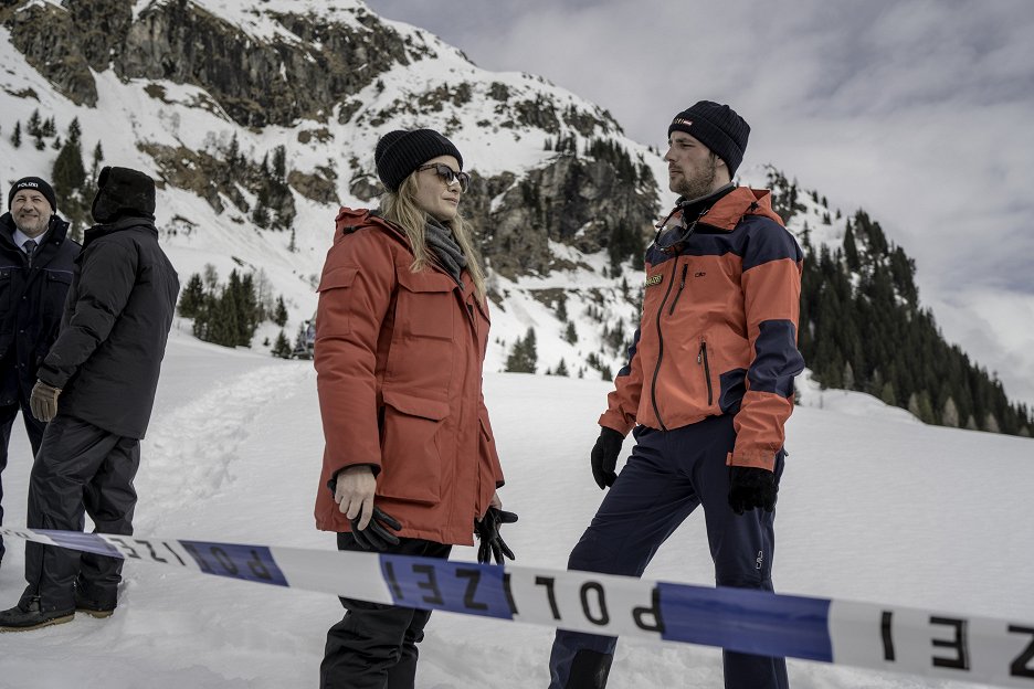 Průsmyk - Finsternis (S01E01) (2019) | ČSFD.cz
