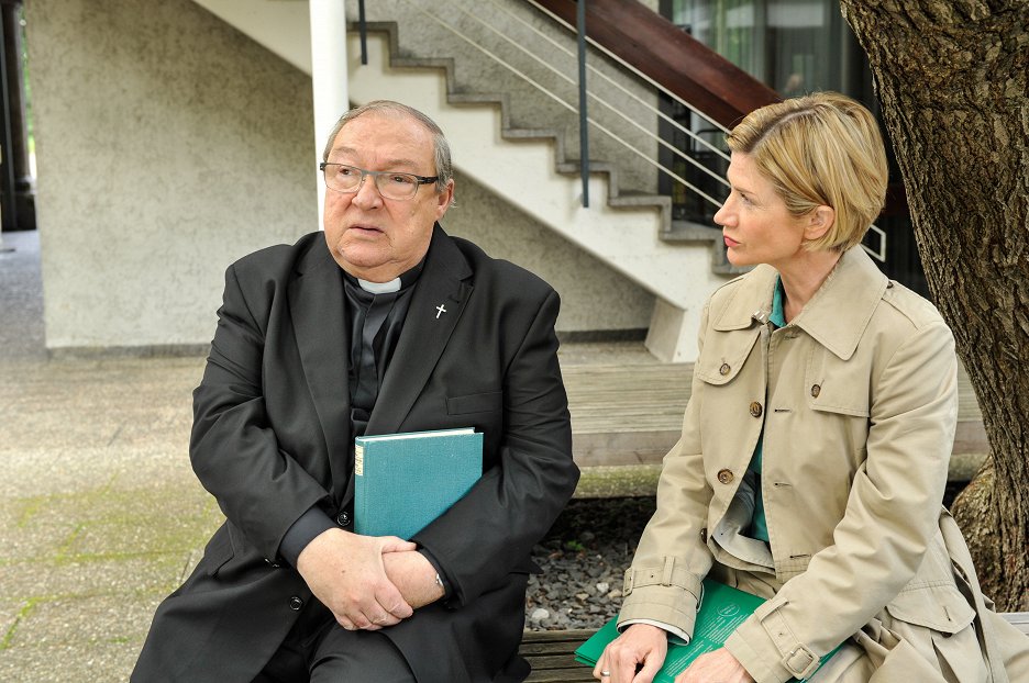 Kriminálka Stuttgart - Der Priester ist tot (S06E09) (2014) | ČSFD.cz