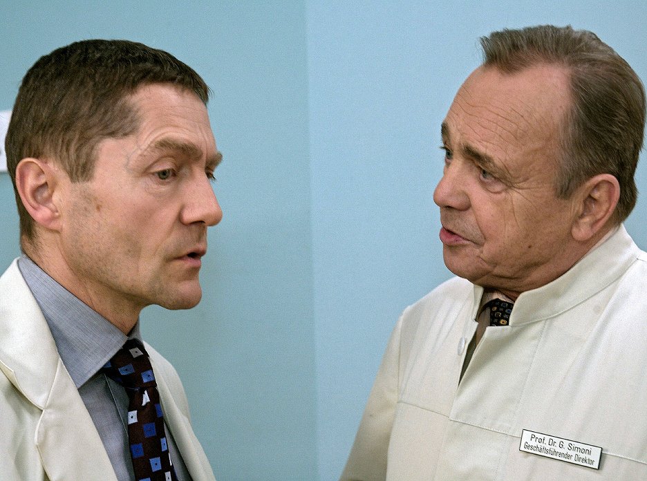 In aller Freundschaft - Gemeinsam stark (S11E12) (2008) | ČSFD.cz
