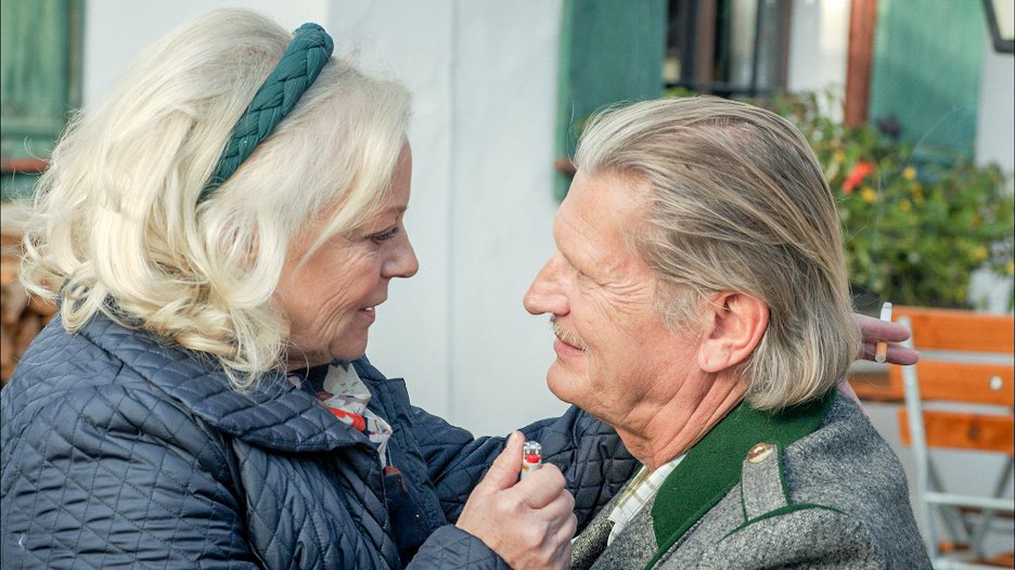 4 ženy a pohřeb - Hilfeschrei (S07E05) (2015) | ČSFD.cz