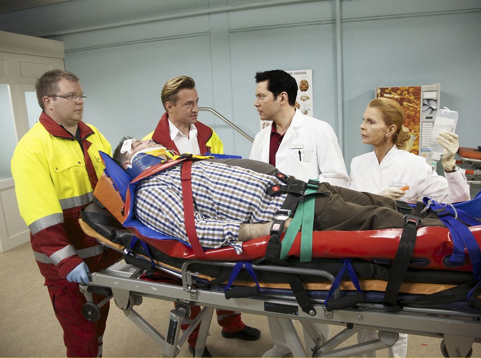 In aller Freundschaft - Einsichten (S16E37) (2013) | ČSFD.cz