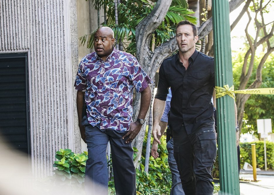 Hawaii Five-0 - E'ao lu'au a kualima (S09E17) (2019) | ČSFD.cz