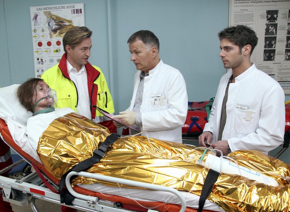 In aller Freundschaft - Wo Rauch ist … (S17E08) (2014) | ČSFD.cz