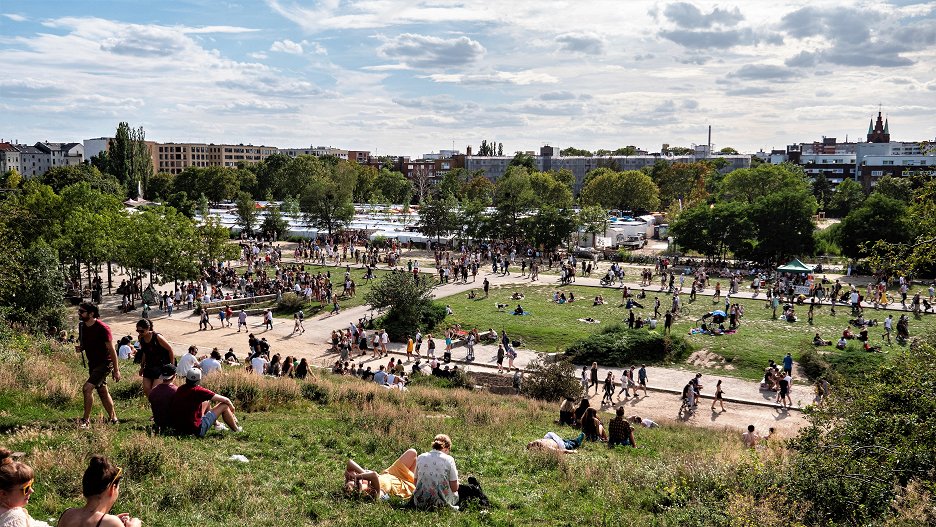 Der Berliner Mauerpark - Feiern, Flohmarkt, große Freiheit (2019) | ČSFD.sk