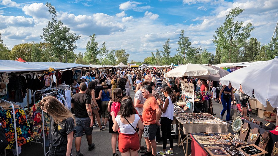 Der Berliner Mauerpark - Feiern, Flohmarkt, große Freiheit (2019) | ČSFD.sk