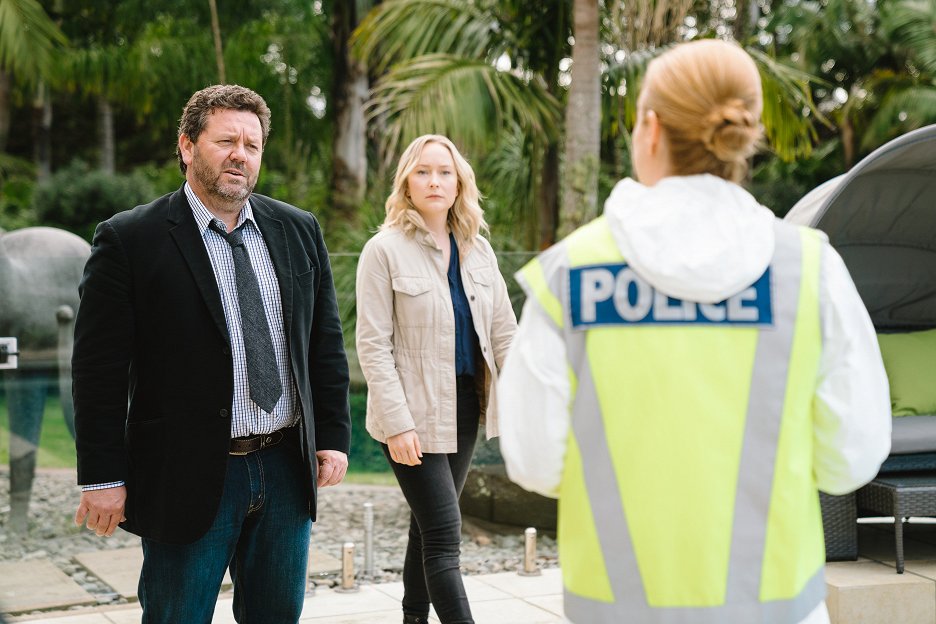 Vraždy v Brokenwoodu - Jako by se nic nestalo (S04E04) (2017) | ČSFD.cz