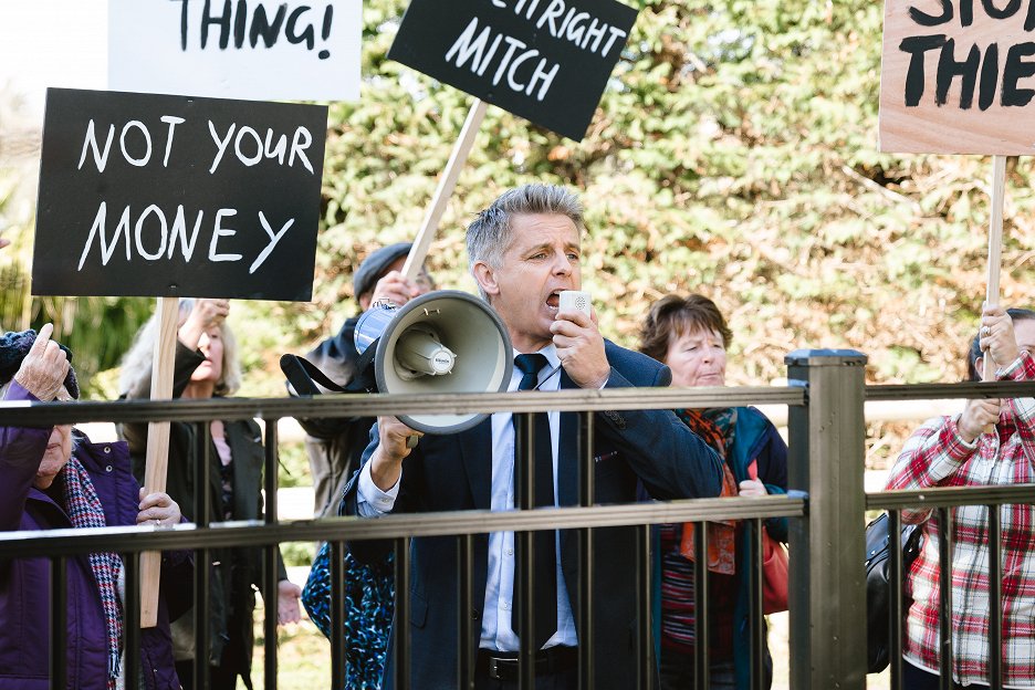 Vraždy v Brokenwoodu - Jako by se nic nestalo (S04E04) (2017) | ČSFD.cz