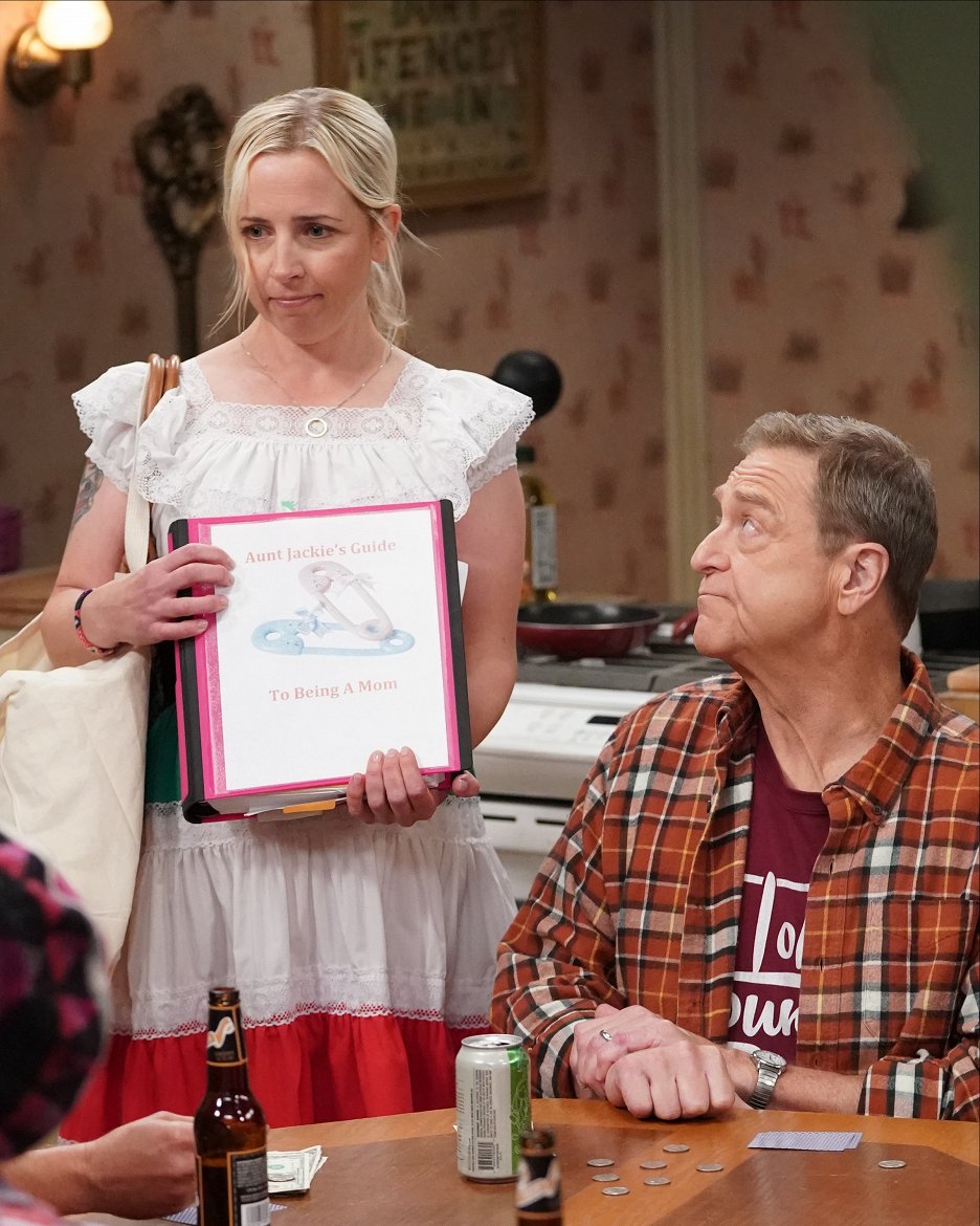 The Conners - Preemies, Weed, and Infidelity (S02E01) (2019) | ČSFD.cz