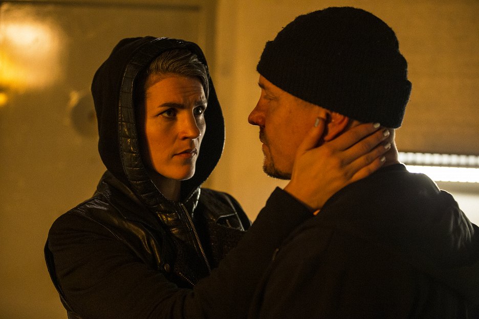 Aallonmurtaja - Veri vetää (S02E01) (2019) | ČSFD.cz