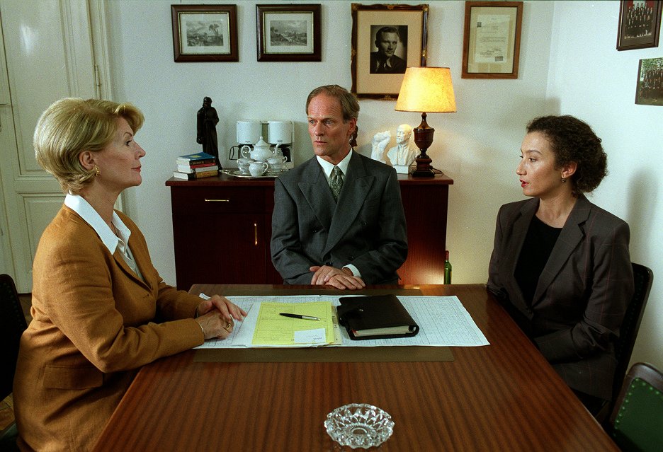 Julia - Eine ungewöhnliche Frau - Datenschutz (S04E07) (2003) | ČSFD.cz