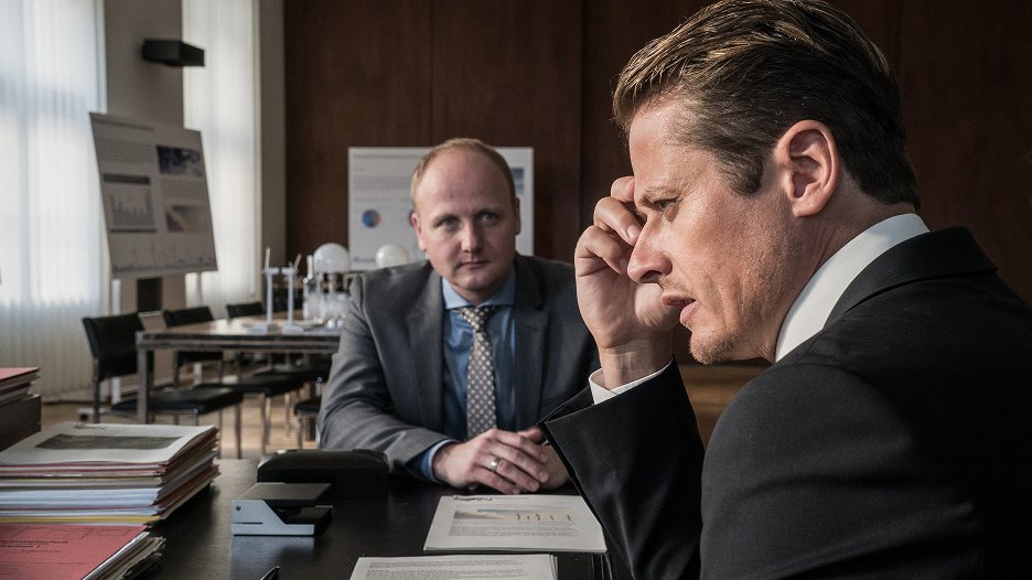 Die Chefin - Zieh dich aus (S08E04) (2017) | ČSFD.cz