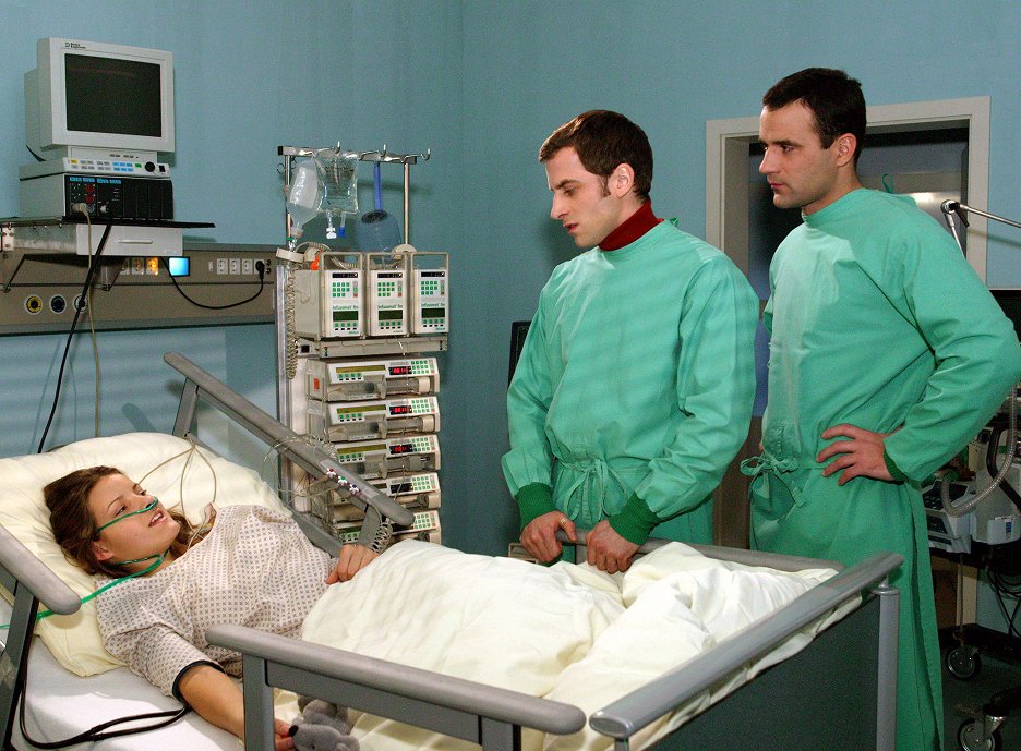 In aller Freundschaft - Unter Brüdern (S08E11) (2005) | ČSFD.cz