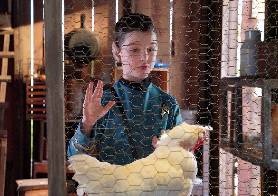 Young Sheldon - A Party Invitation, Football Grapes and an Earth ...