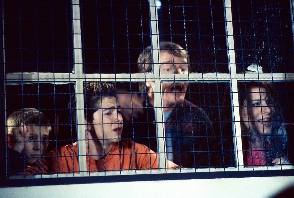 Malcolm v nesnázích - Evacuation (S02E24) (2001) | ČSFD.cz