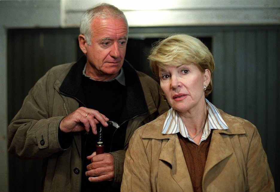 Julia - Eine ungewöhnliche Frau - Mohn Amour (S04E10) (2003) | ČSFD.cz