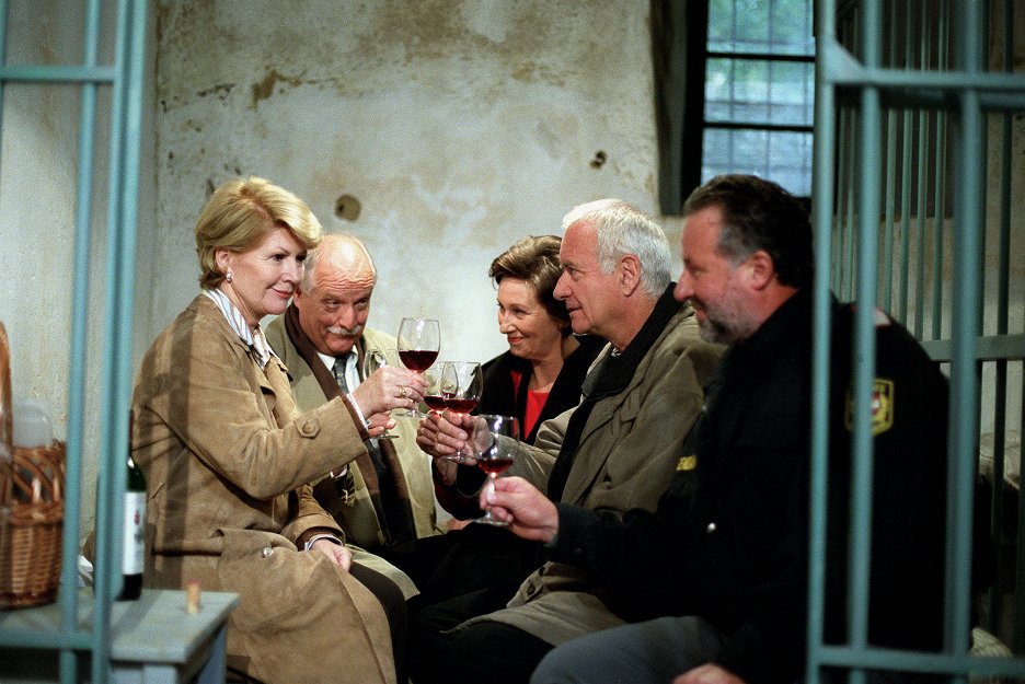 Julia - Eine ungewöhnliche Frau - Mohn Amour (S04E10) (2003) | ČSFD.cz