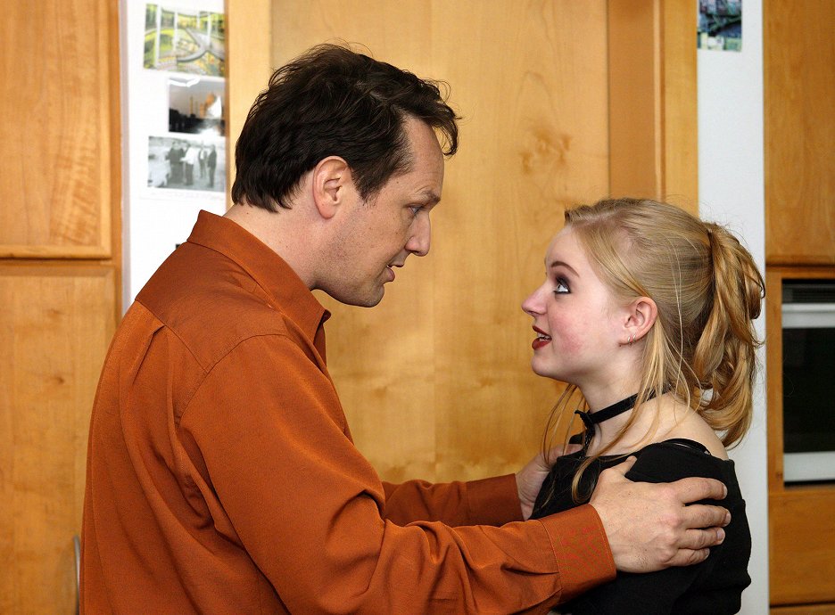 In aller Freundschaft - Überfordert (S08E25) (2005) | ČSFD.cz