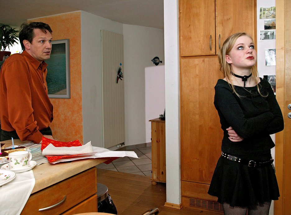 In aller Freundschaft - Überfordert (S08E25) (2005) | ČSFD.cz