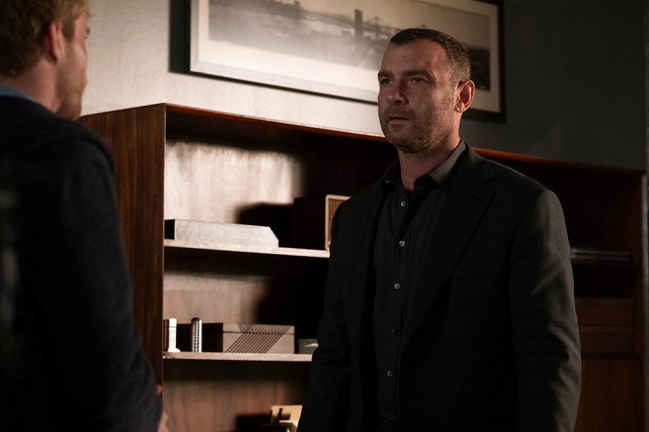Ray Donovan - Passport and a Gun (S07E08) (2020) | ČSFD.sk